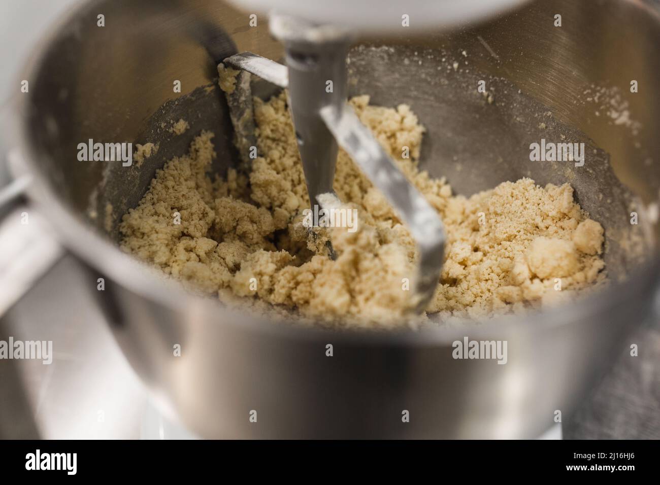 Electric mixer beating mixture for a pastry recipe Stock Photo - Alamy