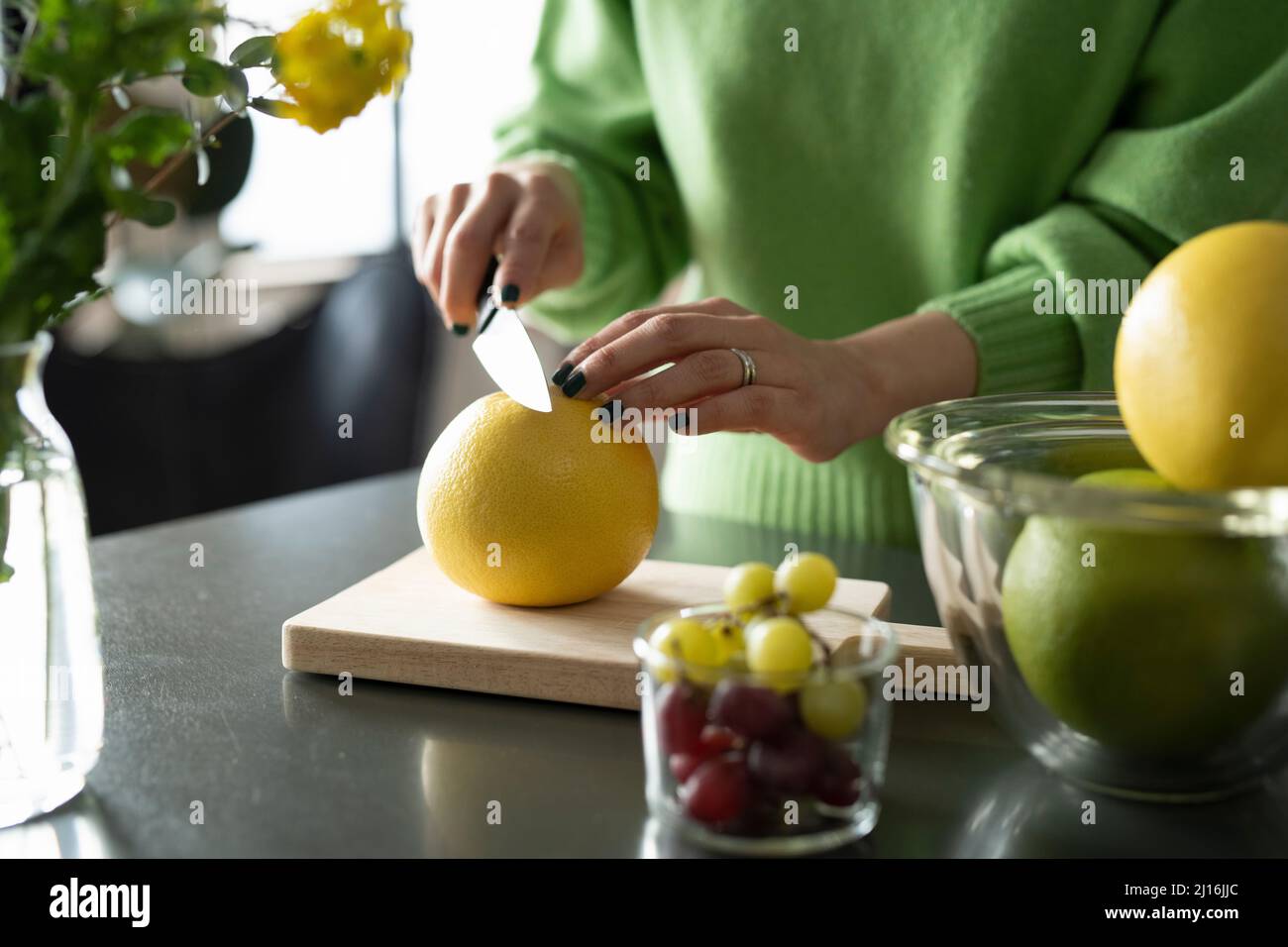 Woman cutting fruits counter hi-res stock photography and images - Alamy