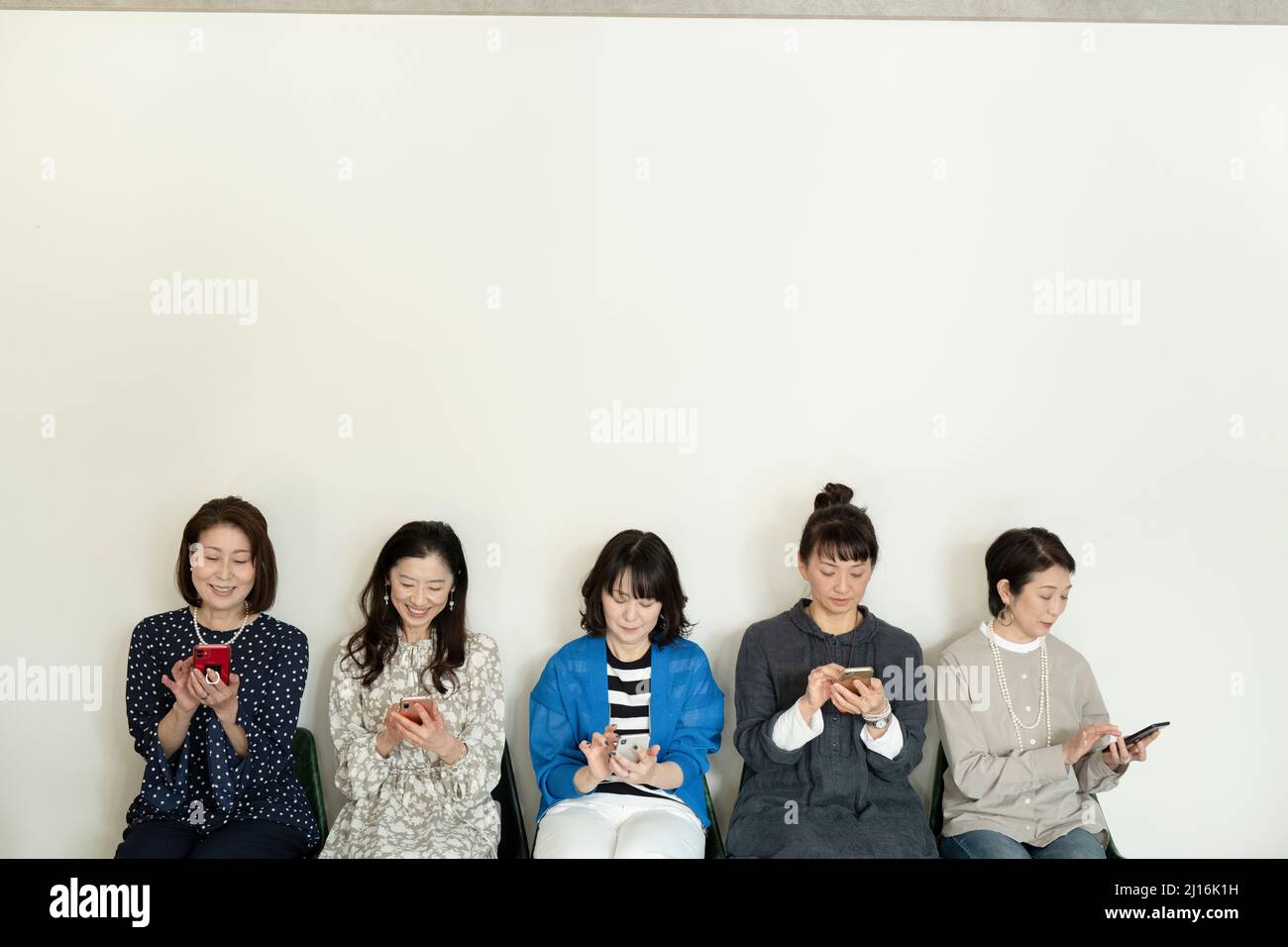 Tapping smartphones hi-res stock photography and images - Alamy