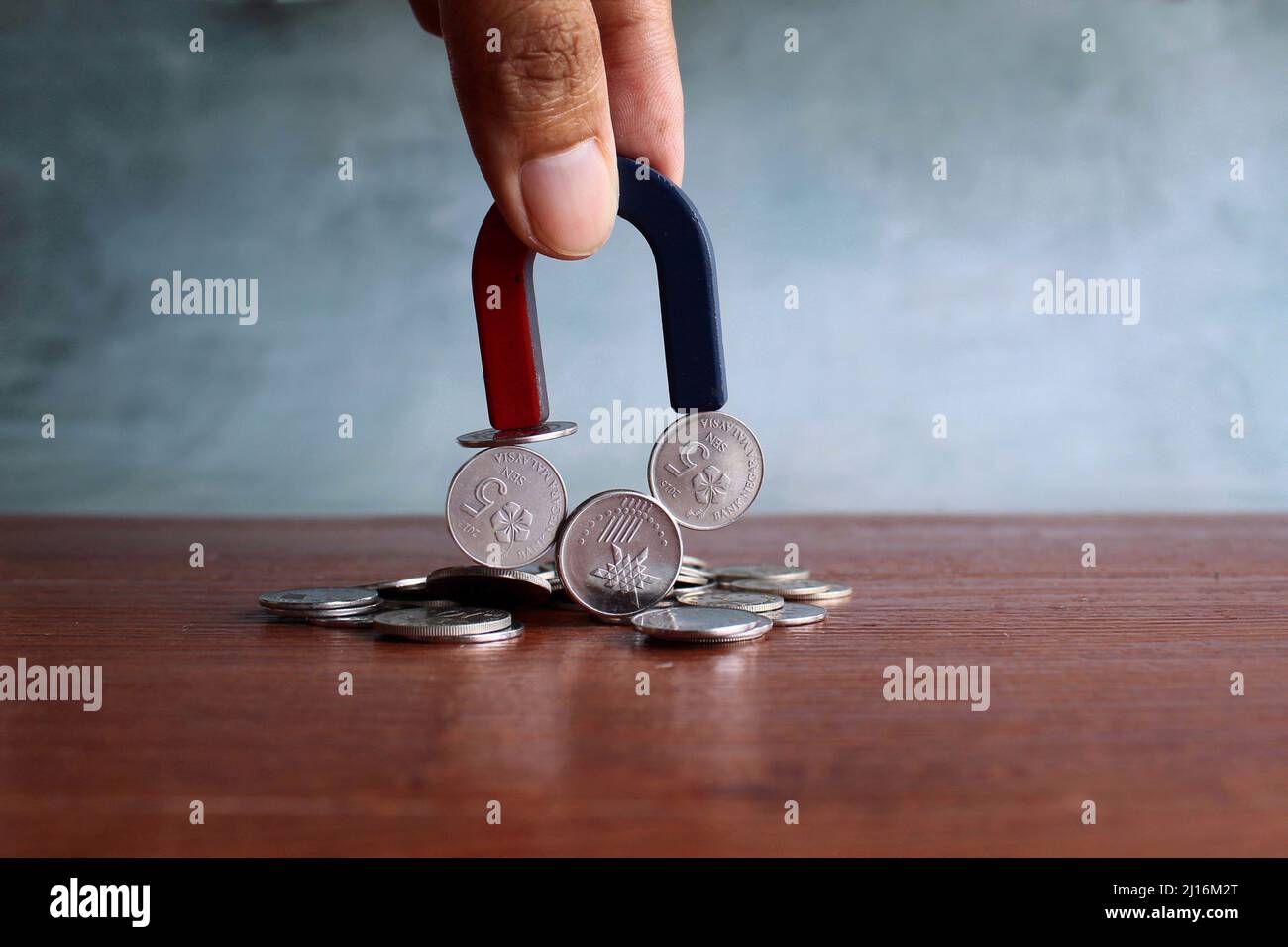 Magnet hand hi-res stock photography and images - Alamy