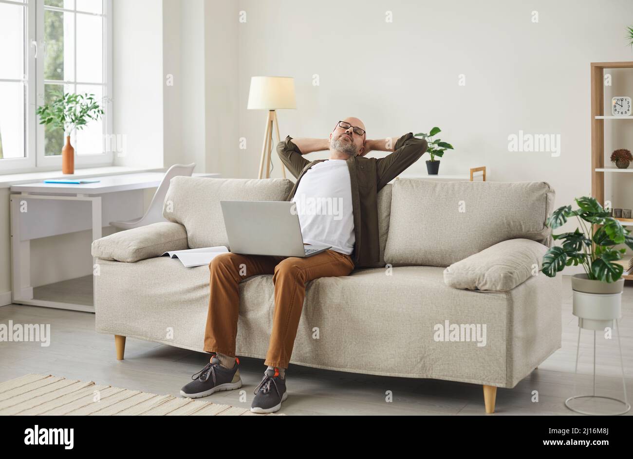 Man home laptop hi-res stock photography and images - Alamy
