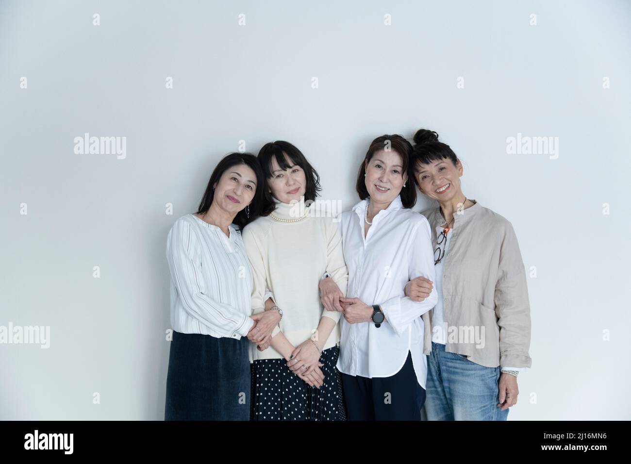 Four women smiling standing close hi-res stock photography and images ...