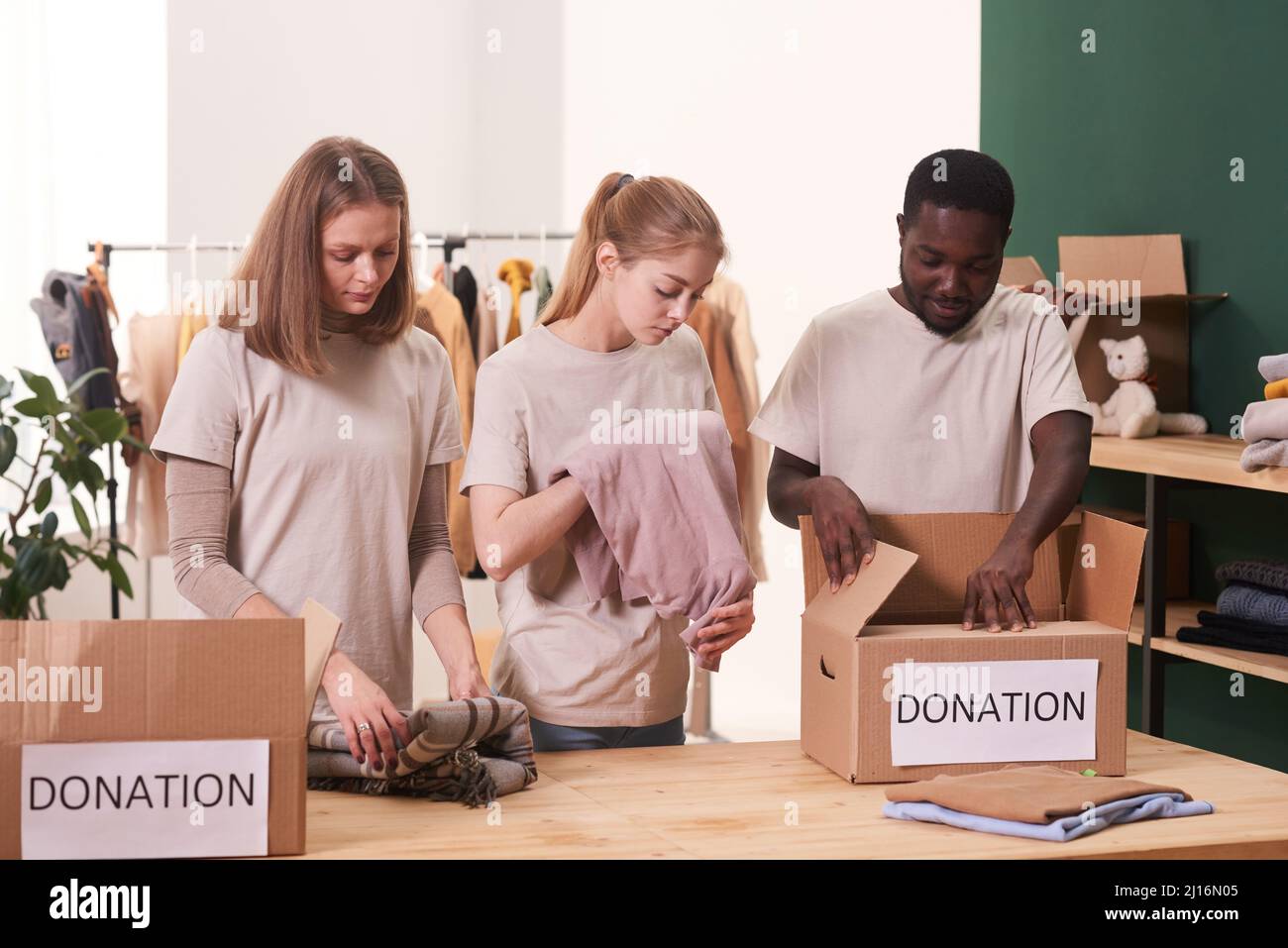 Volunteers packing hi-res stock photography and images - Alamy