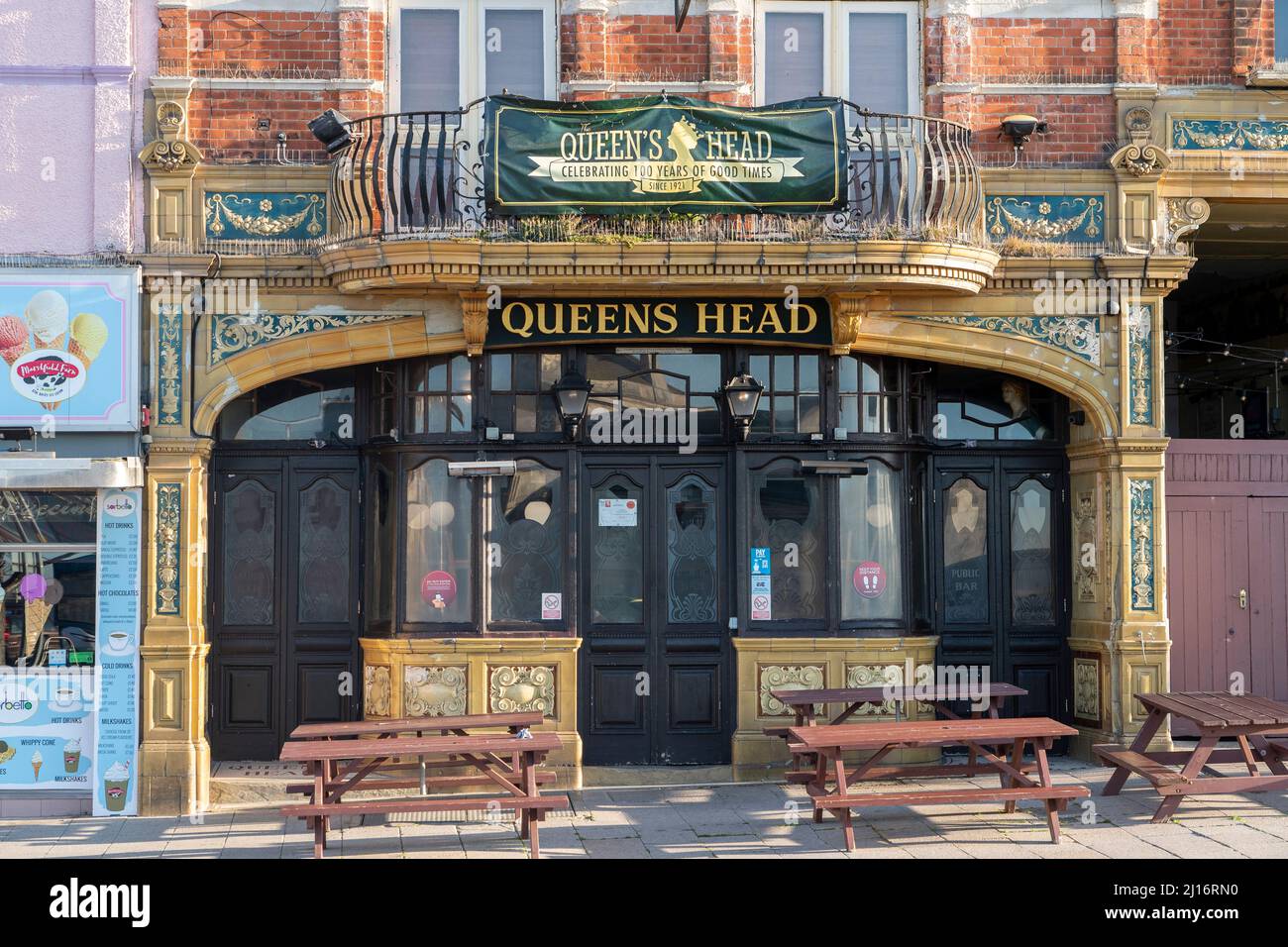 The Queens Head pub at Ramsgate Marina in Kent Stock Photo - Alamy