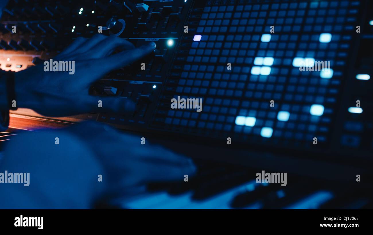 Analog synthesizer hi-res stock photography and images - Alamy