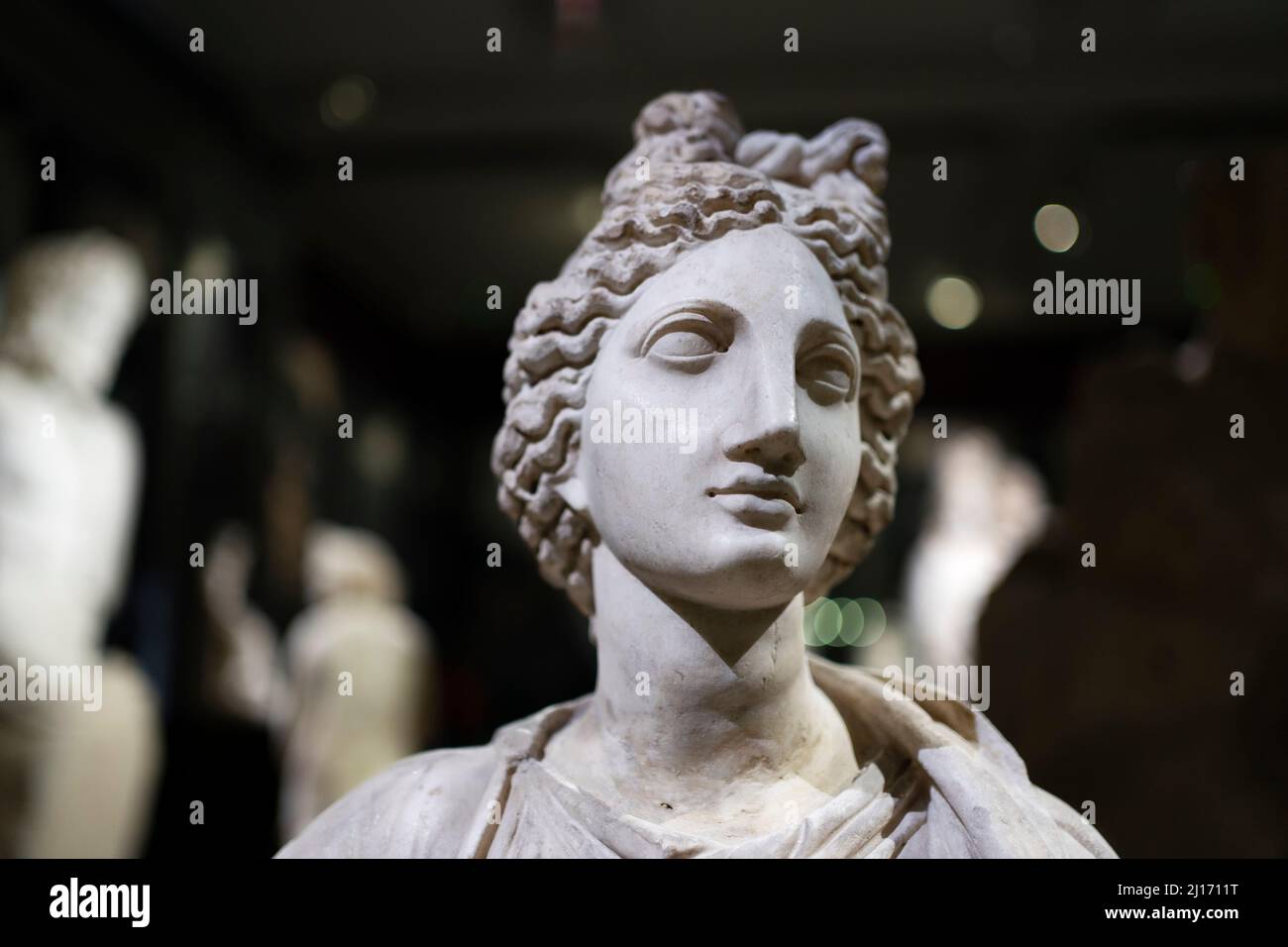 Statue of artemis hi-res stock photography and images - Alamy