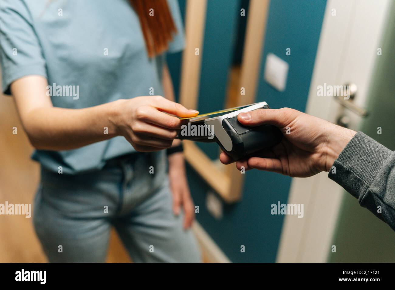 Lady giving money to man hi-res stock photography and images - Alamy