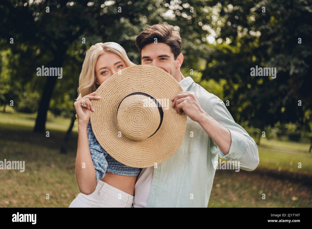 Hide face couple hi-res stock photography and images - Alamy