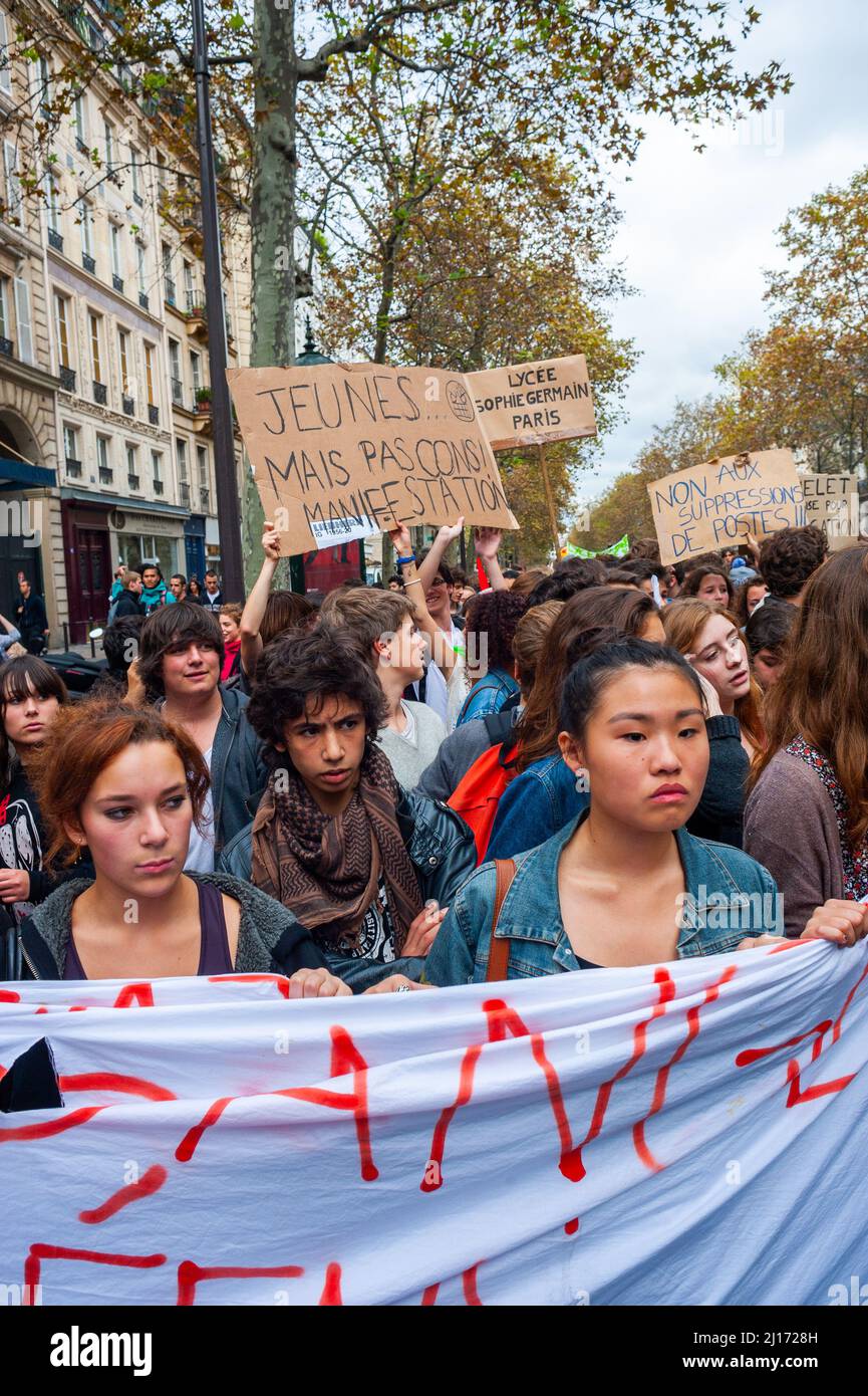 Crowd of girls hi-res stock photography and images - Alamy