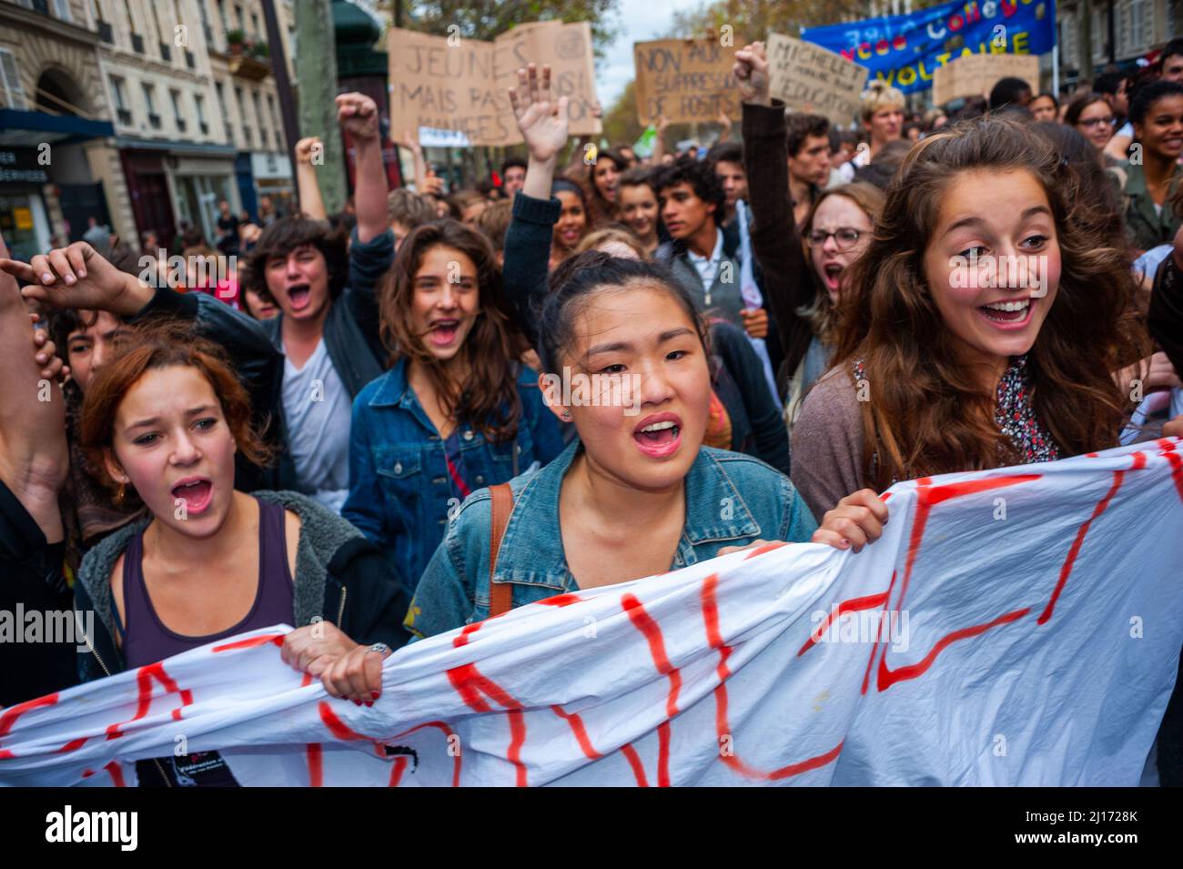 High school teens paris france hi-res stock photography and images - Alamy