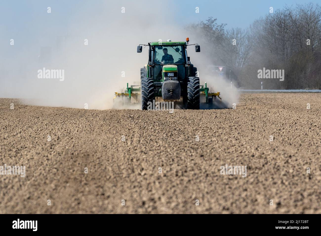 Feldkirchen, Germany. 23rd Mar, 2022. A farmer raises dust with his ...