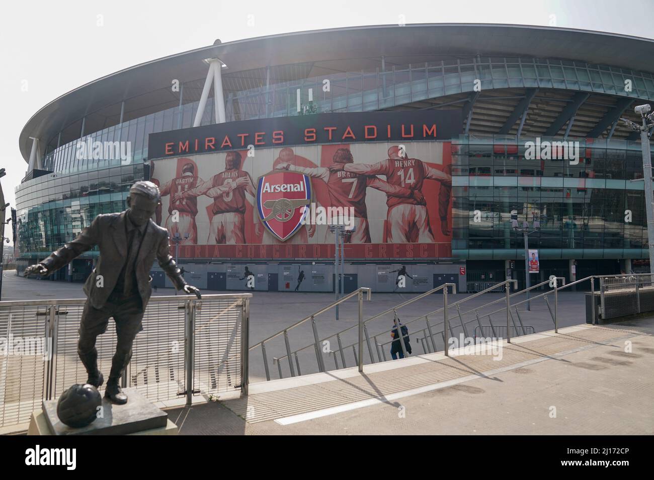 Ken friar statue hi-res stock photography and images - Alamy
