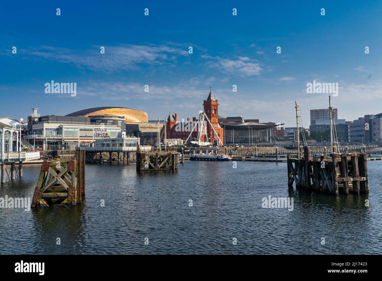 Cardiff port crane hi-res stock photography and images - Alamy