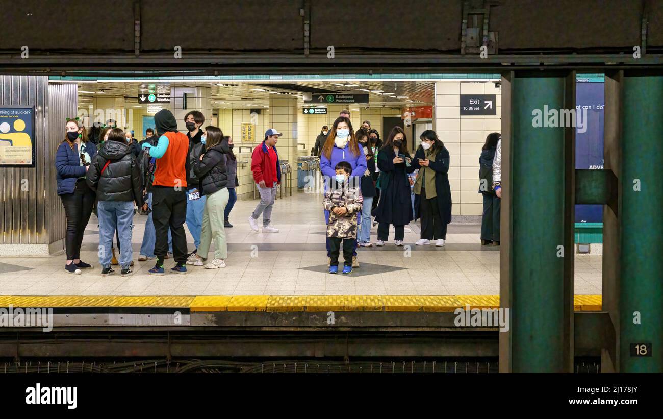 Toronto subway platform hi-res stock photography and images - Alamy