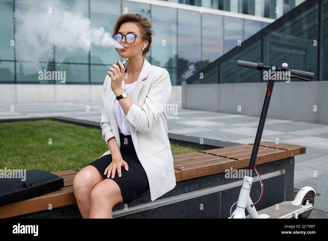 Smoking cigarette break office woman hi-res stock photography and ...