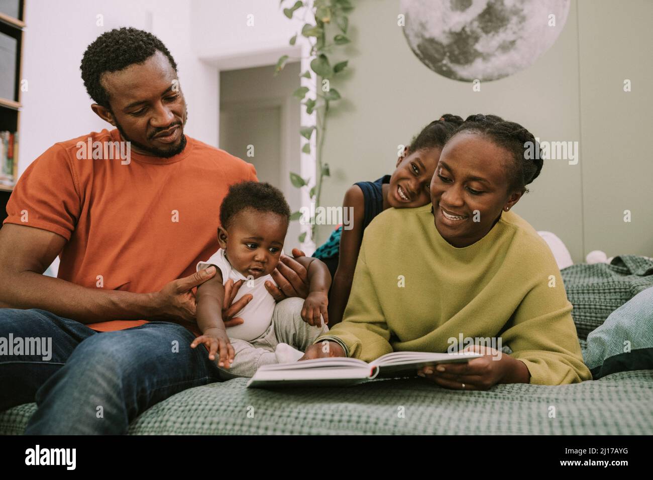 Mother reading to daughter in bed hi-res stock photography and images ...