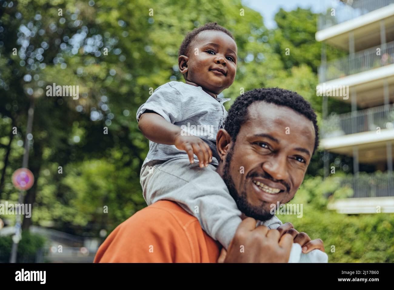 African father son on shoulders hi-res stock photography and images - Alamy