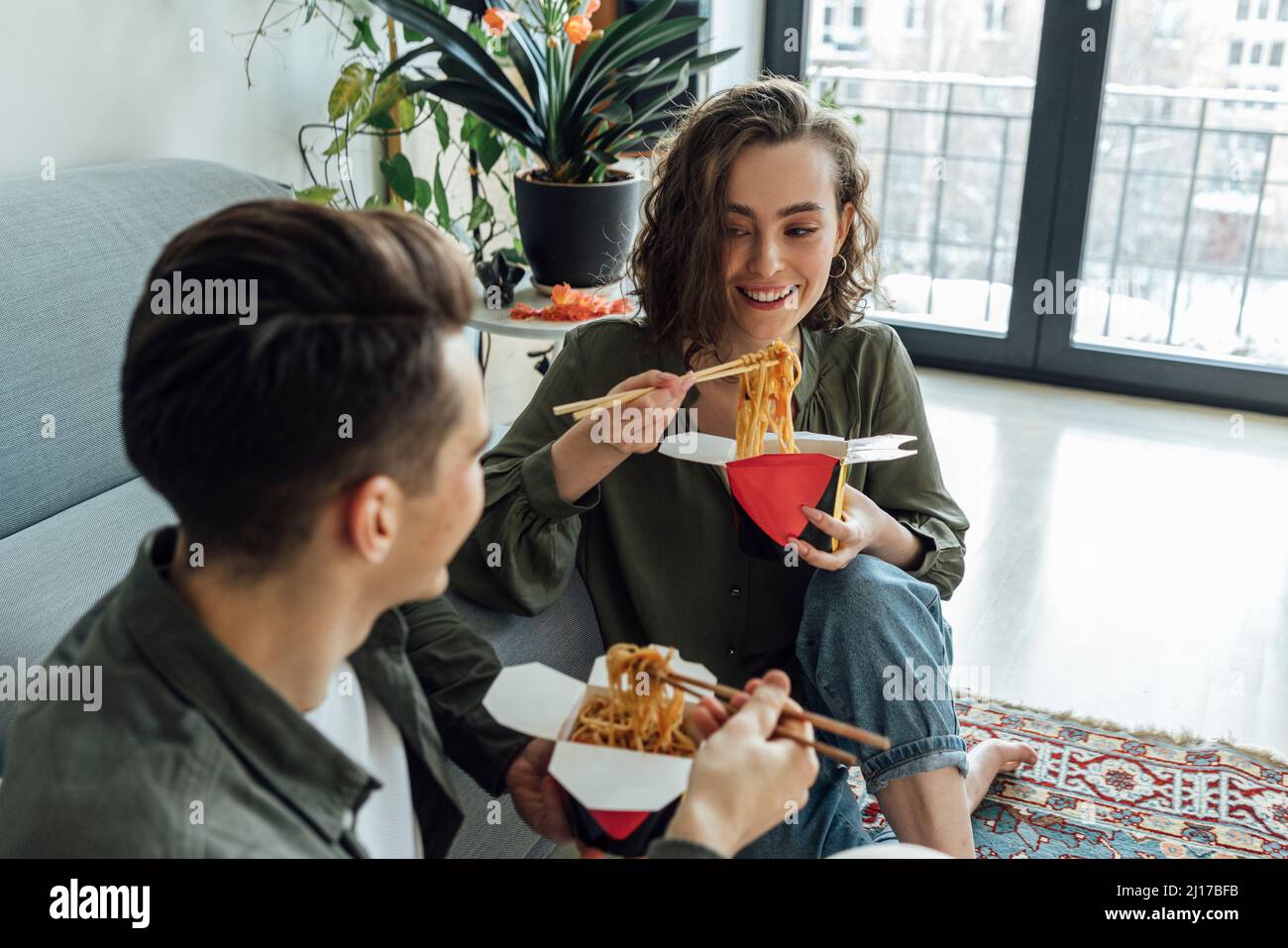 Man and woman eating out hi-res stock photography and images - Alamy