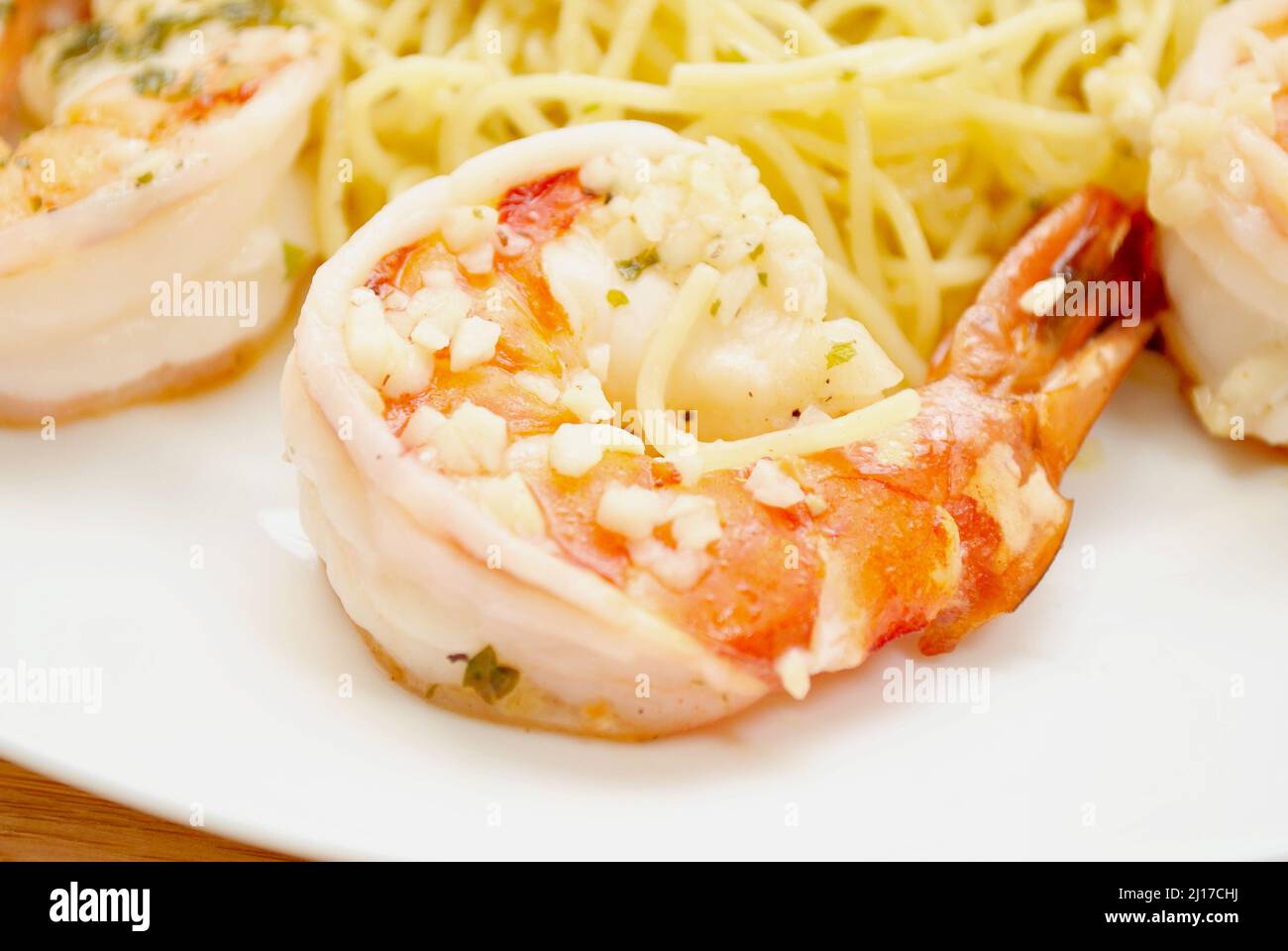 Close Up of Jumbo Tiger Shrimp Scampi & Pasta Stock Photo - Alamy