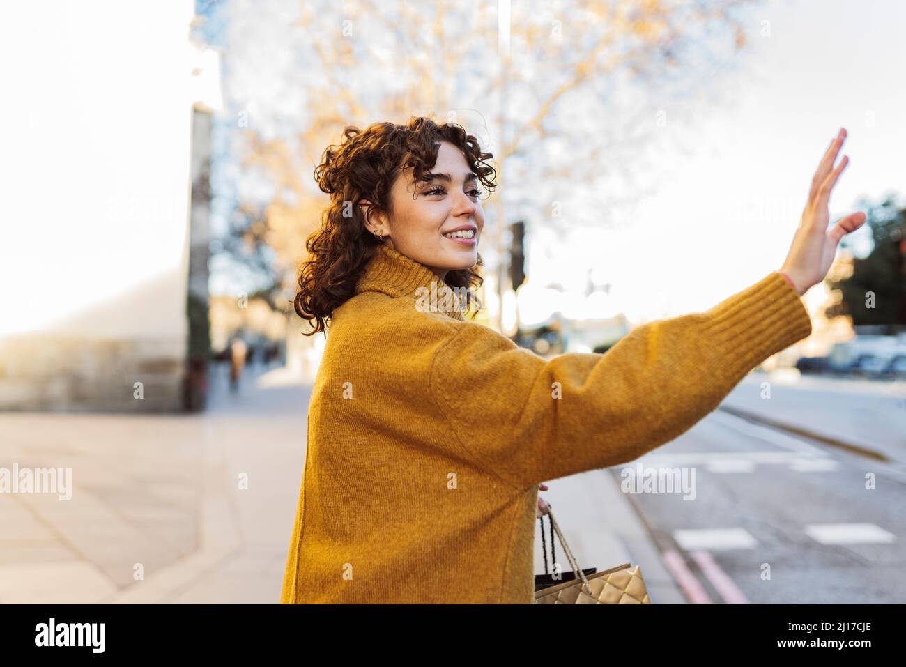 Hailing a ride hi-res stock photography and images - Alamy