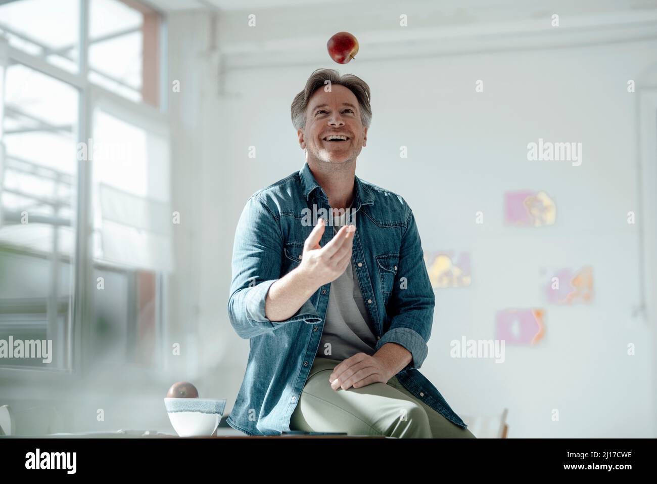 Man throwing apple hi-res stock photography and images - Alamy