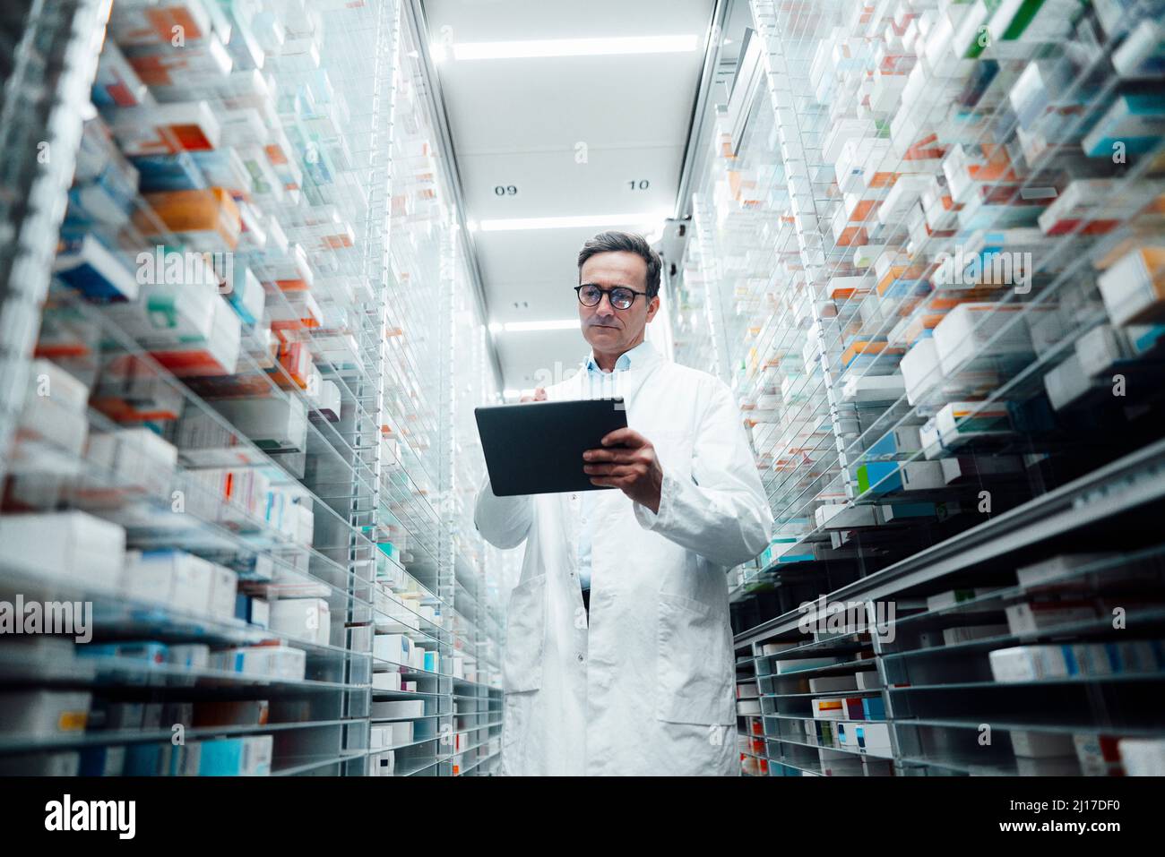 Man taking inventory hi-res stock photography and images - Alamy