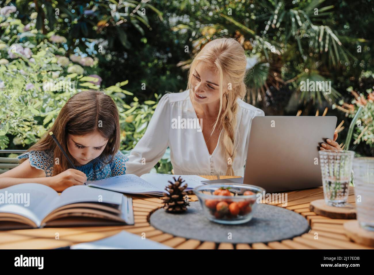 Children back to back writing hi-res stock photography and images - Alamy