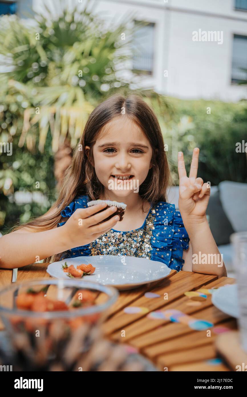 Cute peace sign hi-res stock photography and images - Alamy