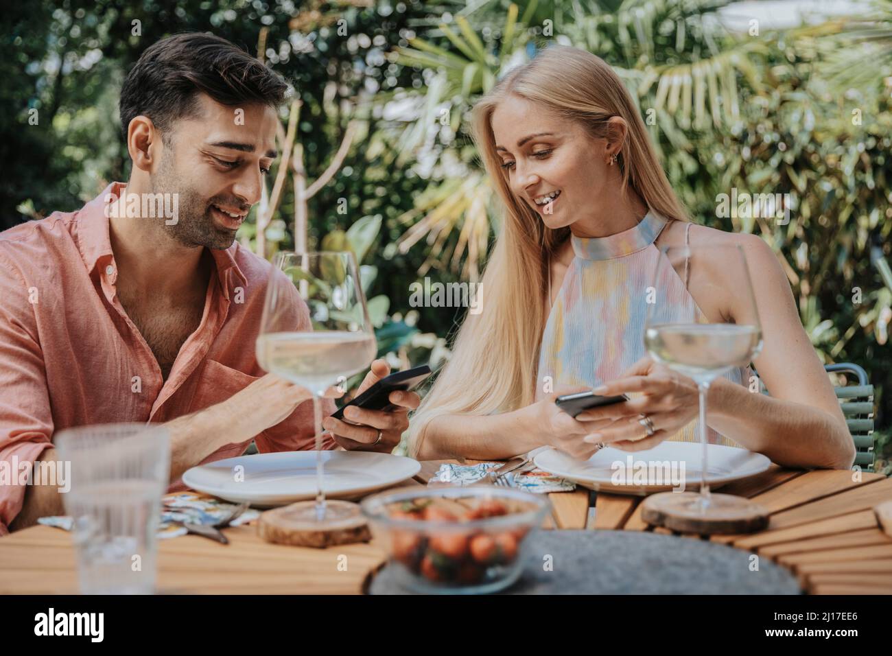 Couple restaurant and phones hi-res stock photography and images - Alamy