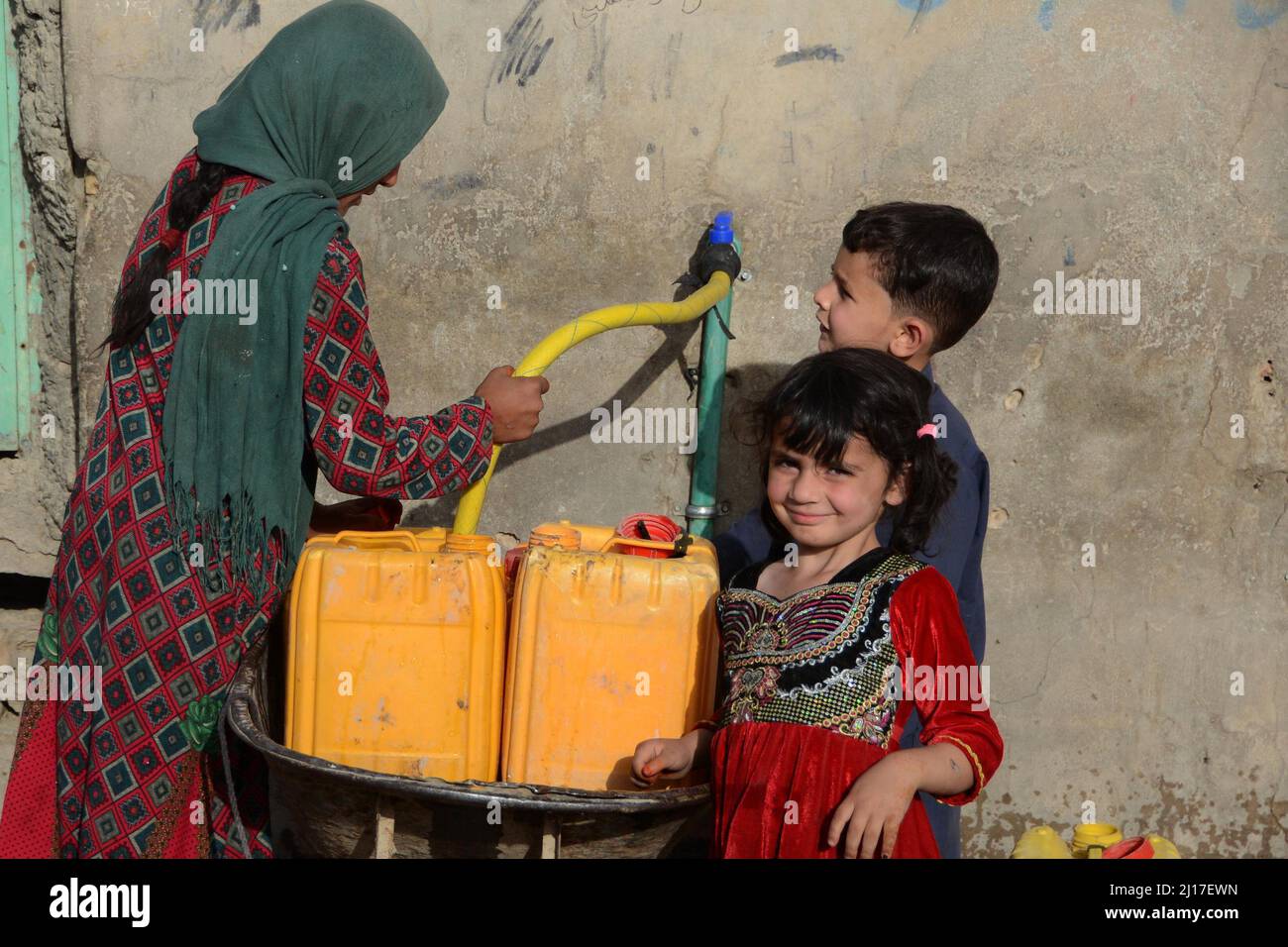 Kandahar. 22nd Mar, 2022. People get water from a public tap in ...