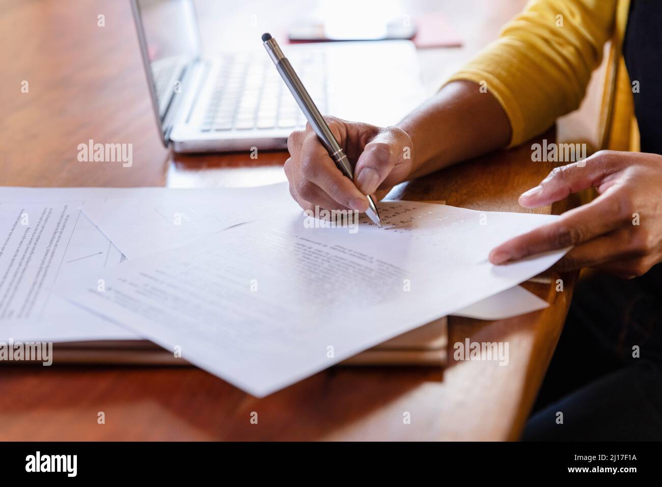 Signing paper hi-res stock photography and images - Alamy