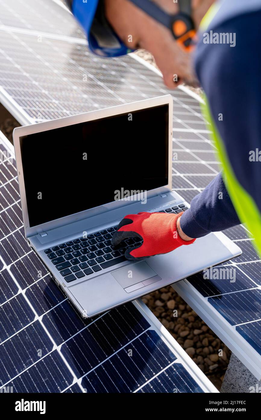 Engineer working solar panels hi-res stock photography and images - Alamy
