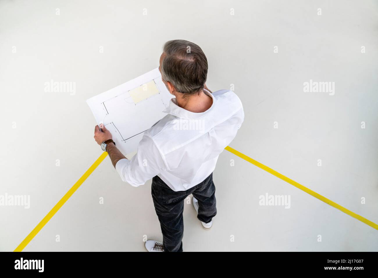 Person with graph paper hi-res stock photography and images - Alamy