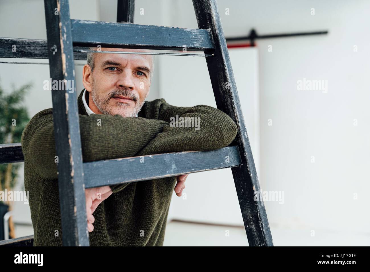 Ladder leaning wall hi-res stock photography and images - Alamy