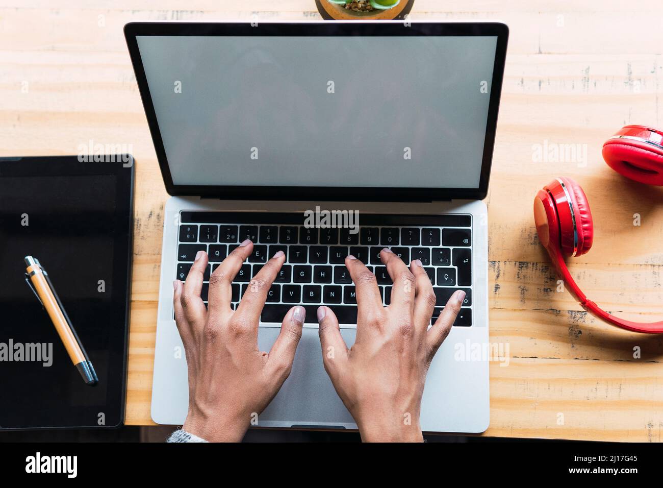 Shop typing hi-res stock photography and images - Alamy