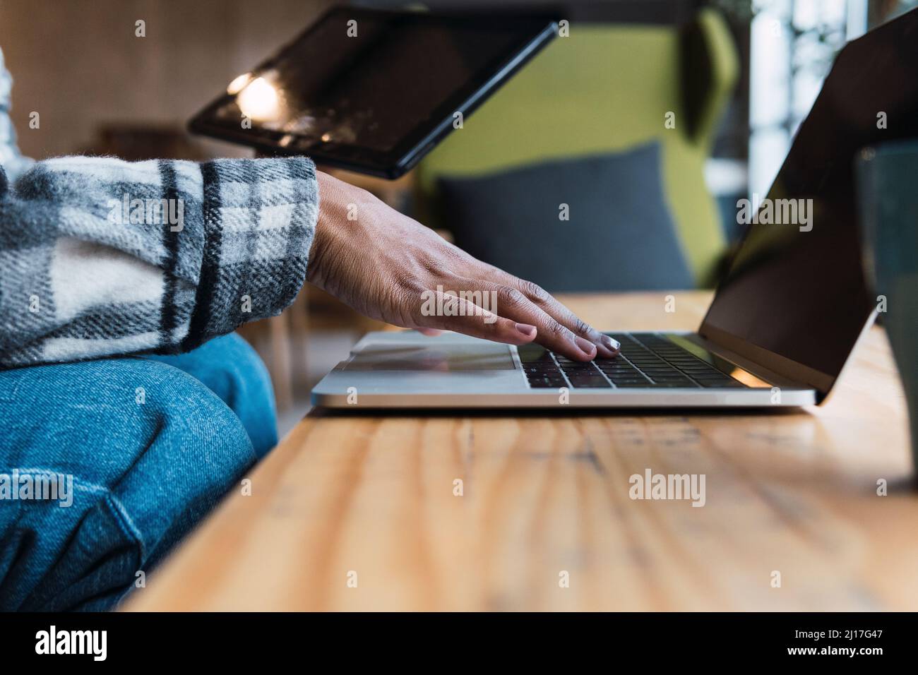 Typing with one hand hi-res stock photography and images - Alamy