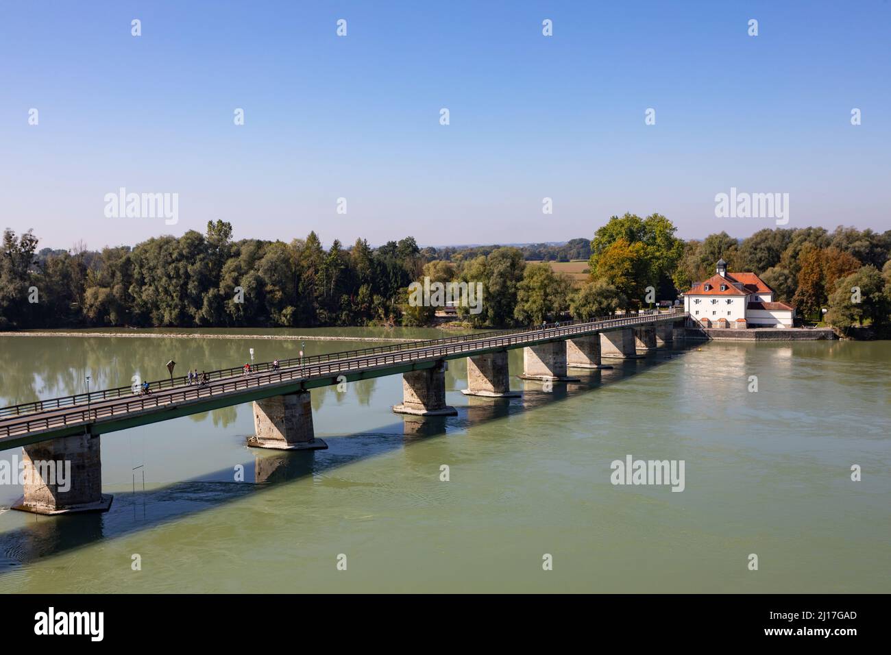 Austria, Upper Austria, Scharding, Alte Innbrucke stretching over Inn ...
