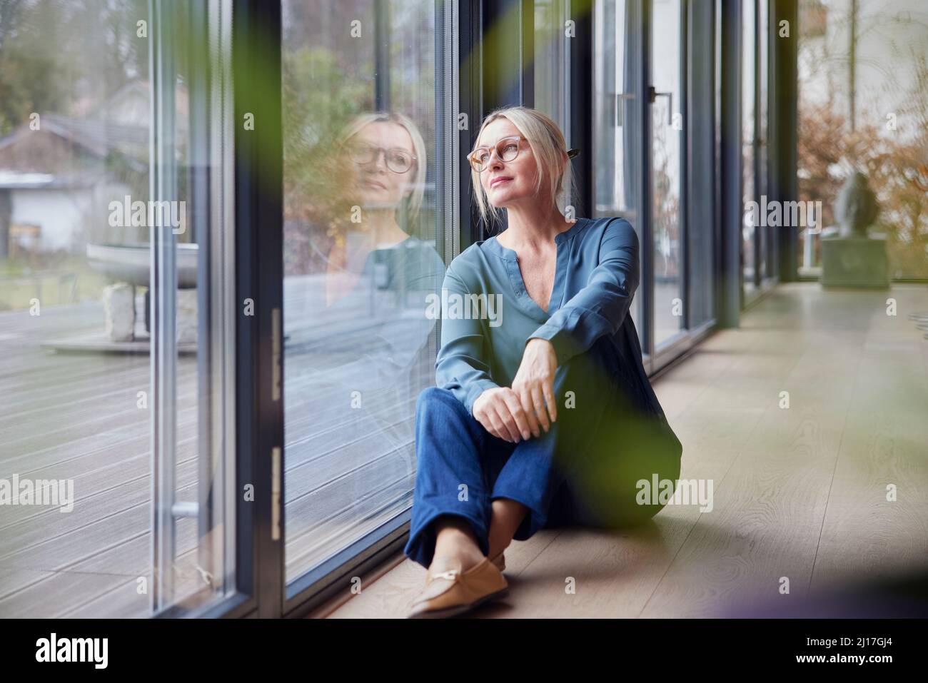 Looking through glass floor hi-res stock photography and images - Alamy