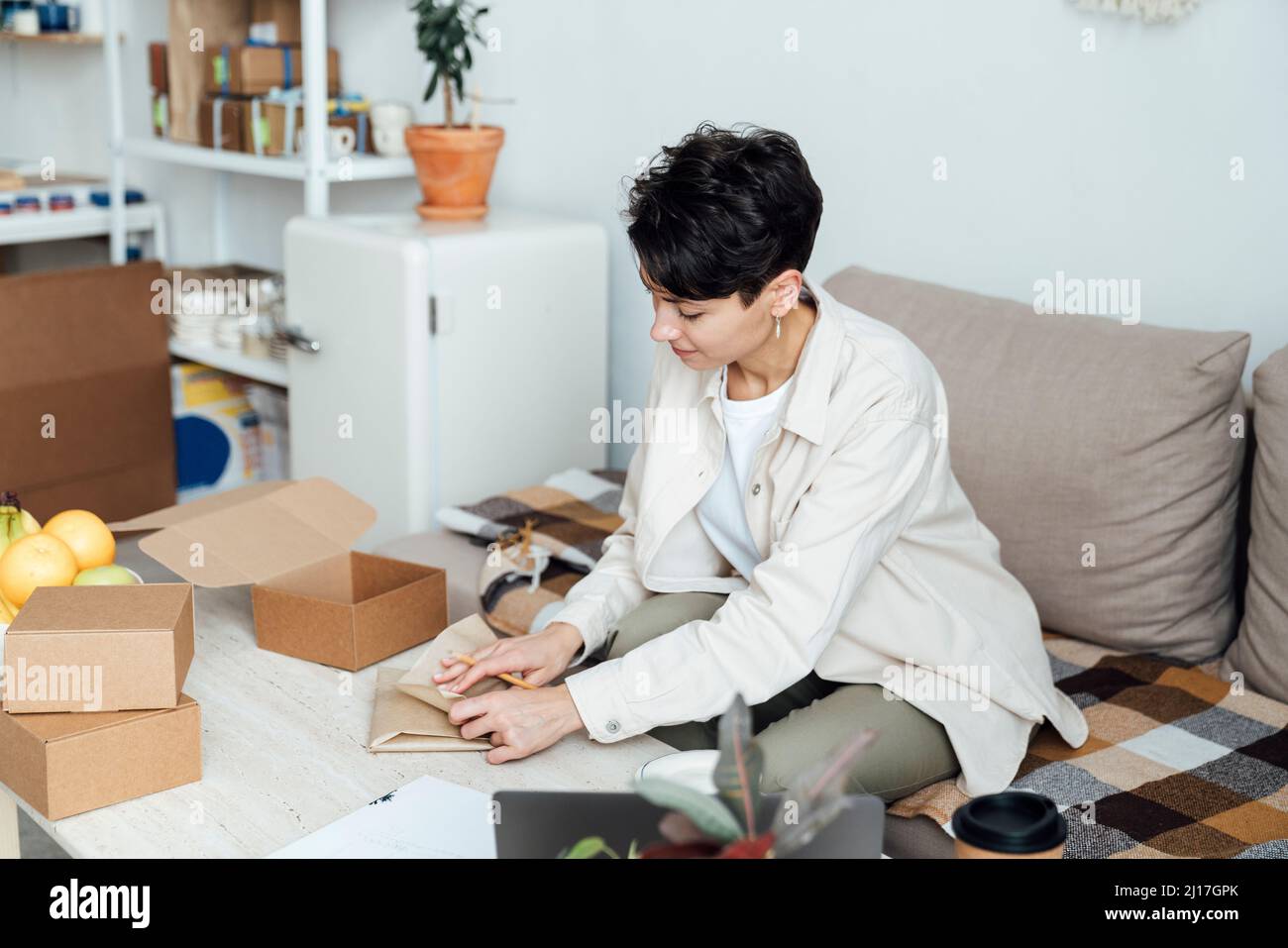 Professional packing hi-res stock photography and images - Alamy