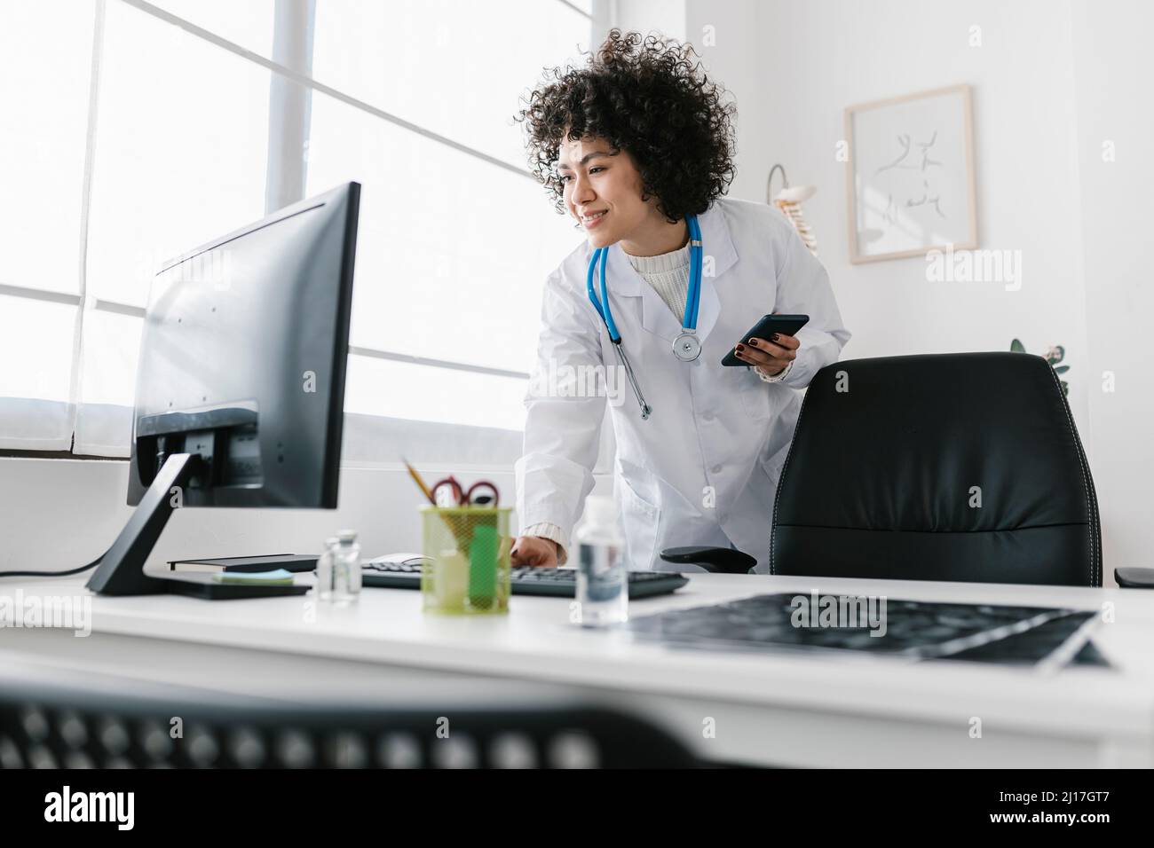 Doctor computer and phone hi-res stock photography and images - Alamy