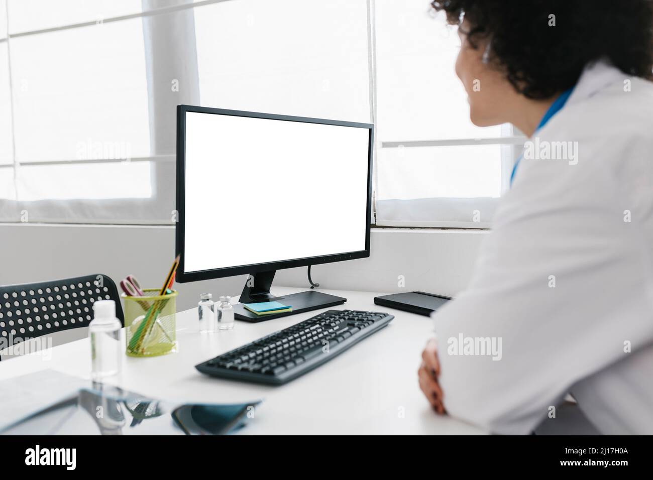 Doctor working medical screen hi-res stock photography and images - Alamy