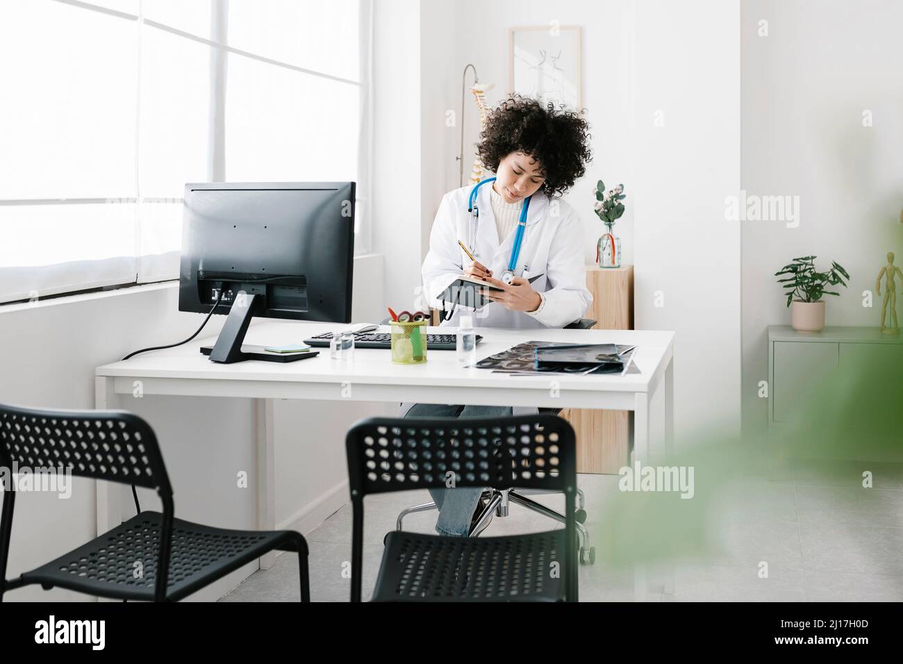 Doctor writing documents in hi-res stock photography and images - Alamy