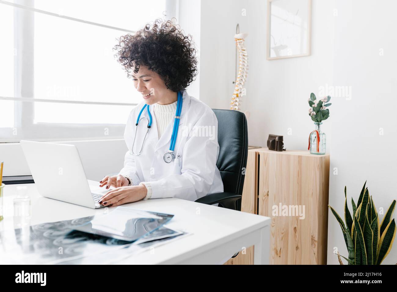 Female doctor using stethoscope hispanic hi-res stock photography and ...