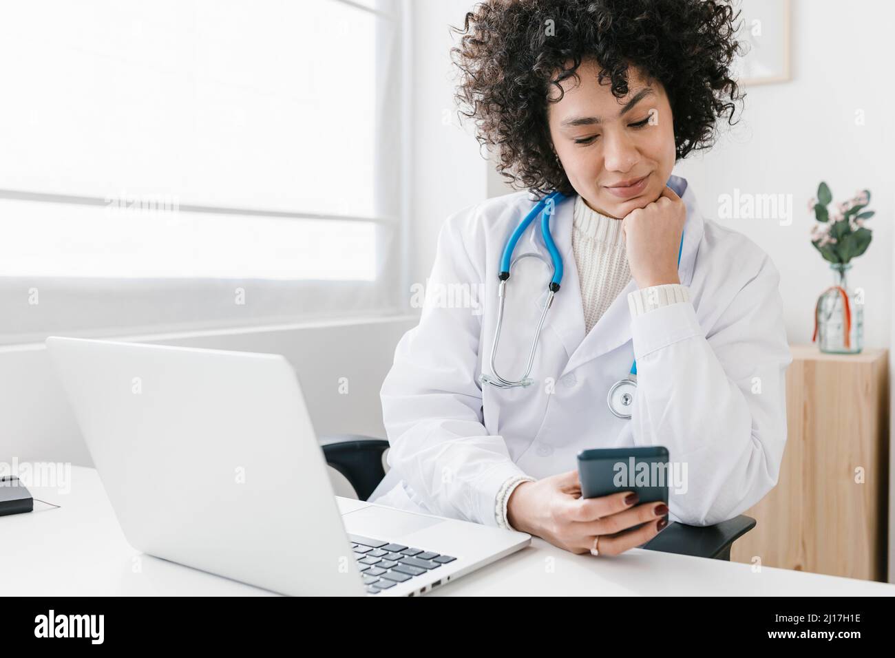 Doctor mobile spain hi-res stock photography and images - Alamy