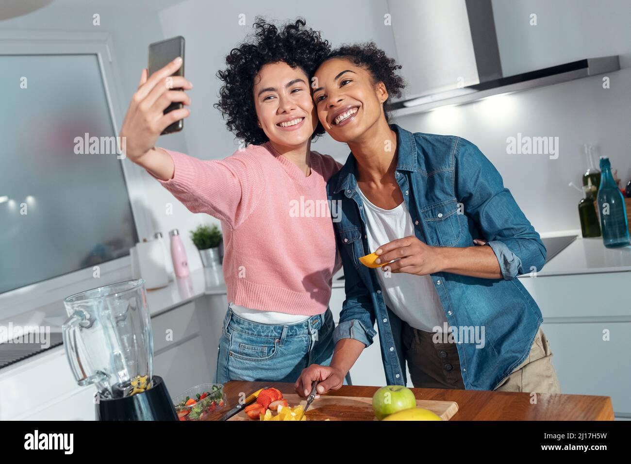 Women selfie kitchen hi-res stock photography and images - Alamy