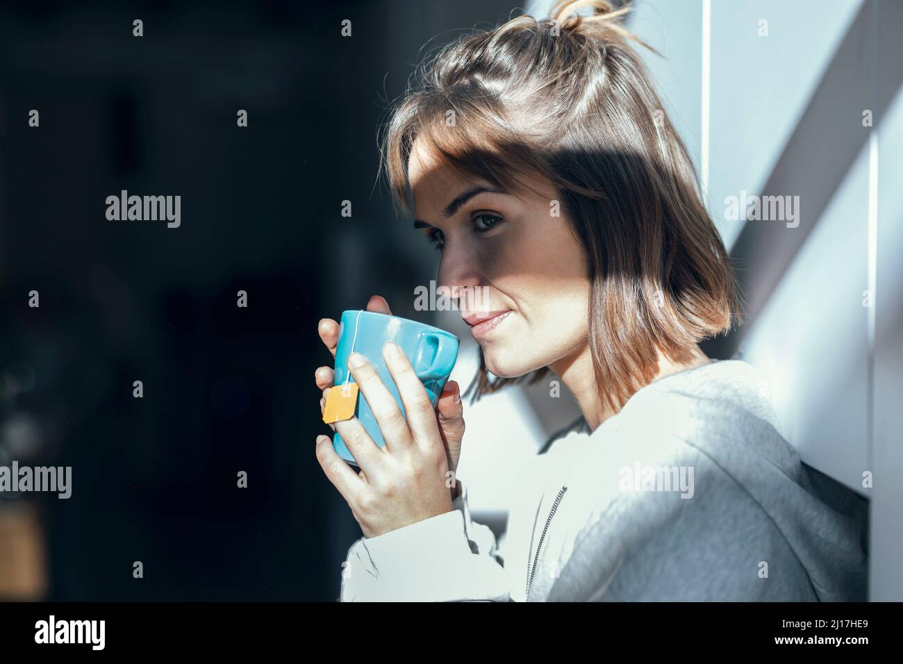 Women having tea hi-res stock photography and images - Alamy