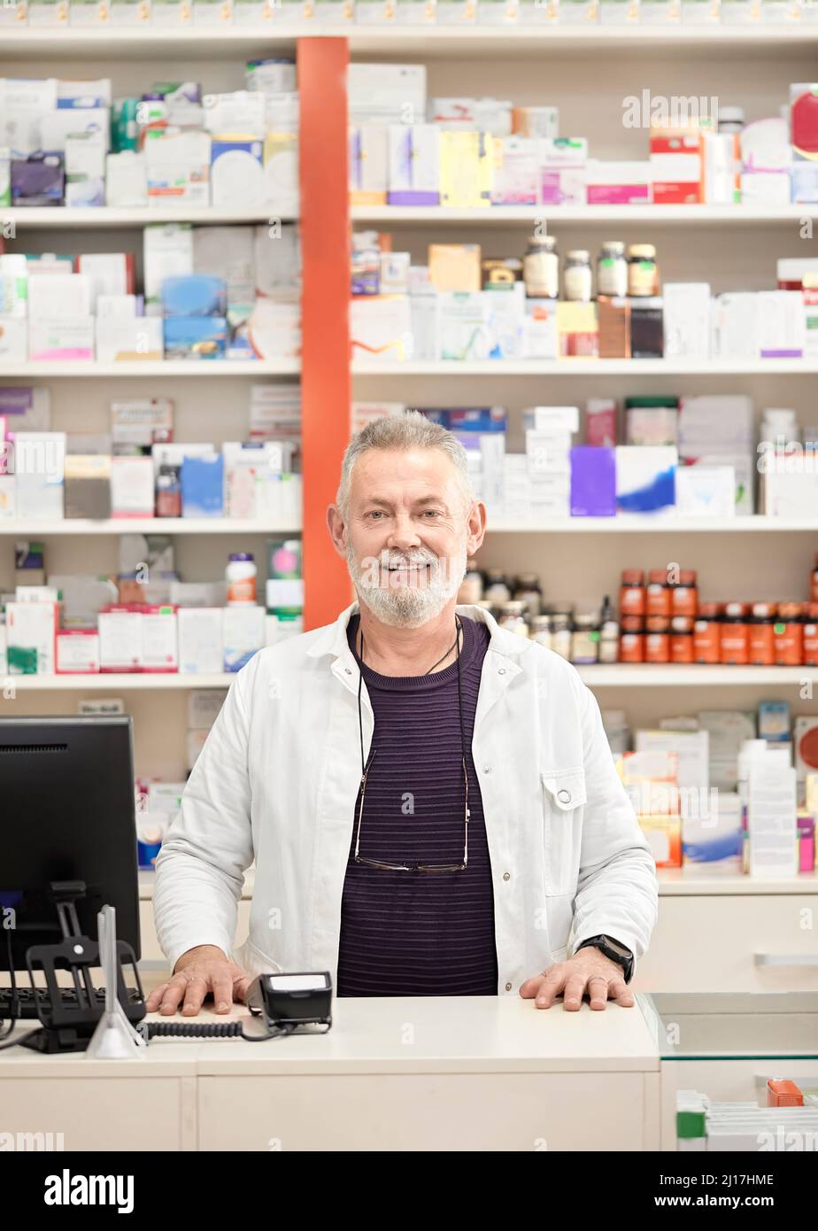 Smiling checkout hi-res stock photography and images - Alamy