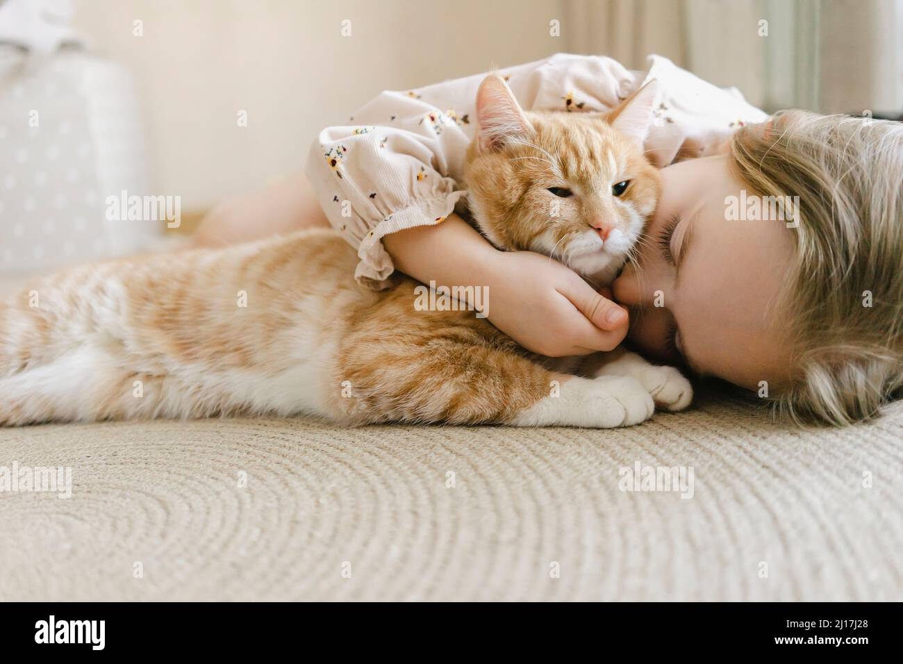 Cat hugging girl hi-res stock photography and images - Alamy