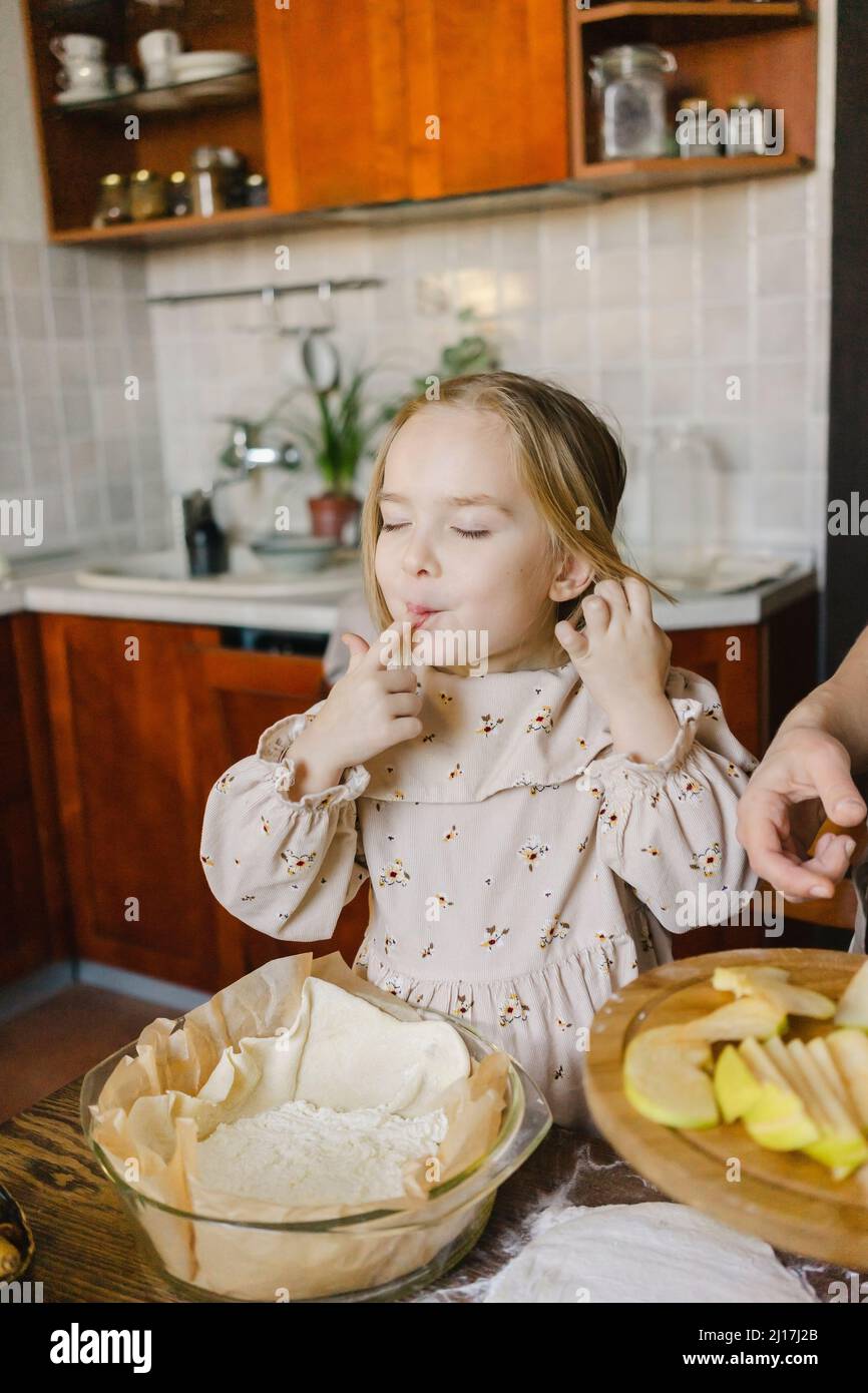 Child tasting food hi-res stock photography and images - Alamy