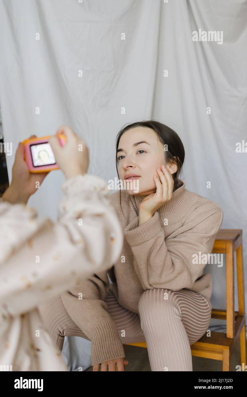 Child looking through camera hi-res stock photography and images - Alamy